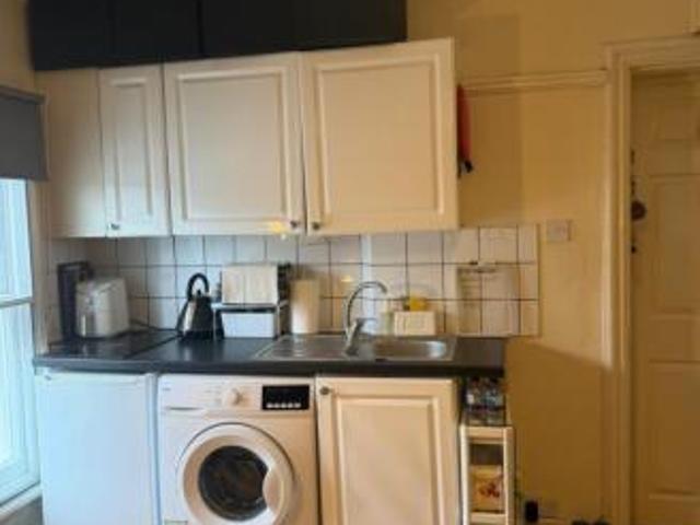 Studio flat for rent in Hammersmith Road, London, W14