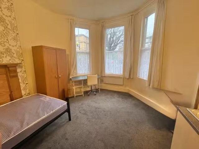 Studio flat for rent in Hampton Road, Redland, BS6