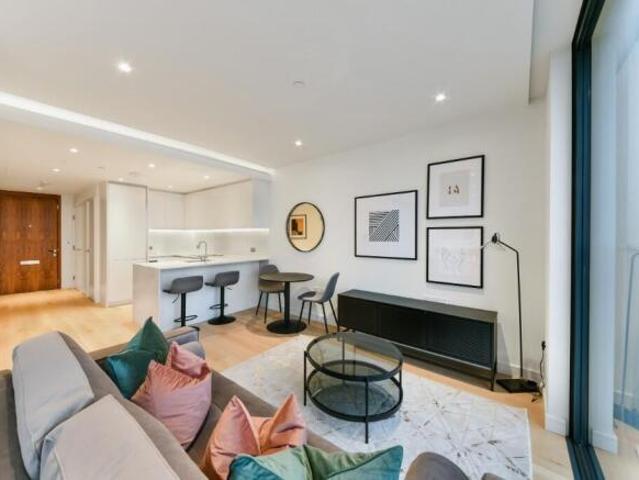Studio flat for rent in Hampton Tower, Marsh Wall, London, E14