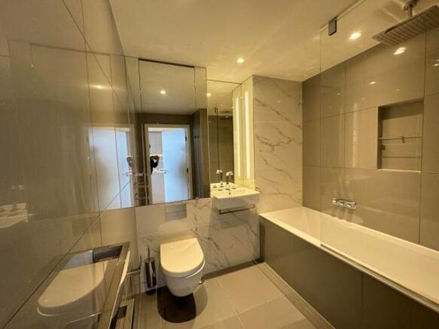 Studio flat for rent in Hampton Tower, Marsh Wall, London, E14