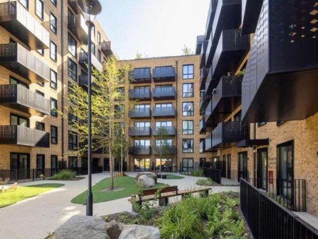 Studio flat for rent in Hanwell Square, London, W7