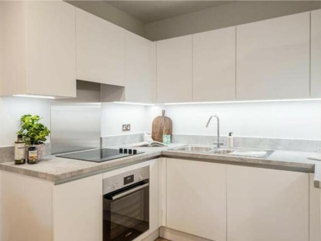 Studio flat for rent in Hanwell Square, London, W7