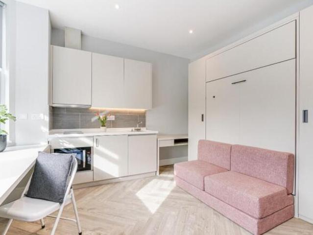 Studio flat for rent in Hanger Lane, London, W5