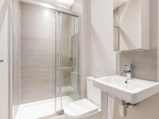 Studio flat for rent in Hanger Lane, London, W5