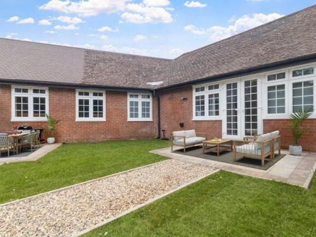 Studio flat for rent in Hanmer Road, next to St Thomas Church, Milton Keynes, MK6