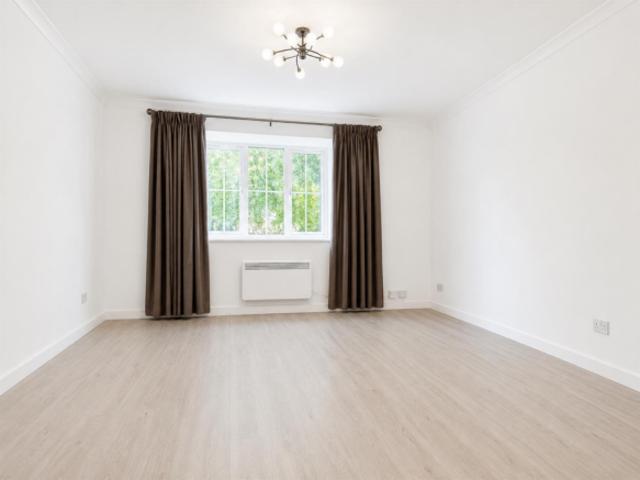 Studio flat for rent in Hagden Lane, Watford, WD18