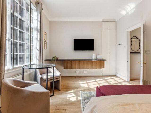 Studio flat for rent in Hallam Street, Fitzrovia, W1W
