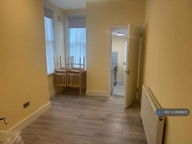 Studio flat for rent in Hallswelle Road, London, NW11