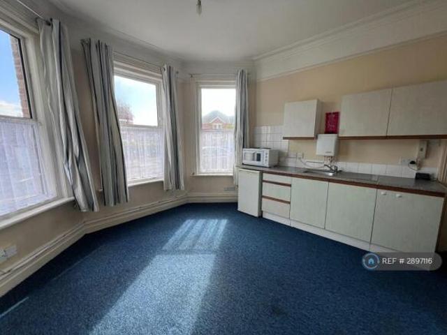Studio flat for rent in Harkwood Court, Poole, BH14