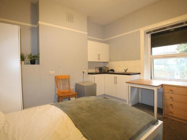 Studio flat for rent in Harlesden Road, London, NW10