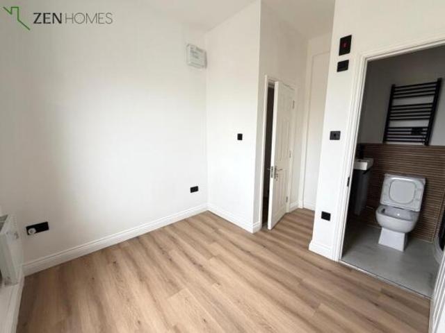 Studio flat for rent in Harrow Road, London, W10