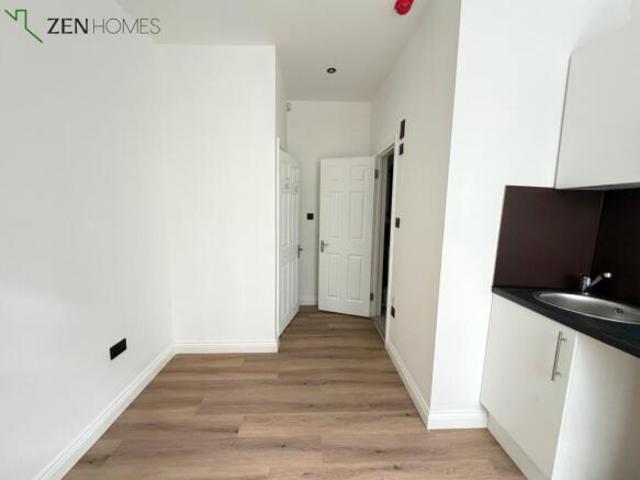 Studio flat for rent in Harrow Road, London, W10