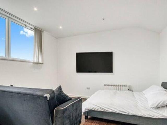 Studio Flat For Rent In Hayes, Greater London