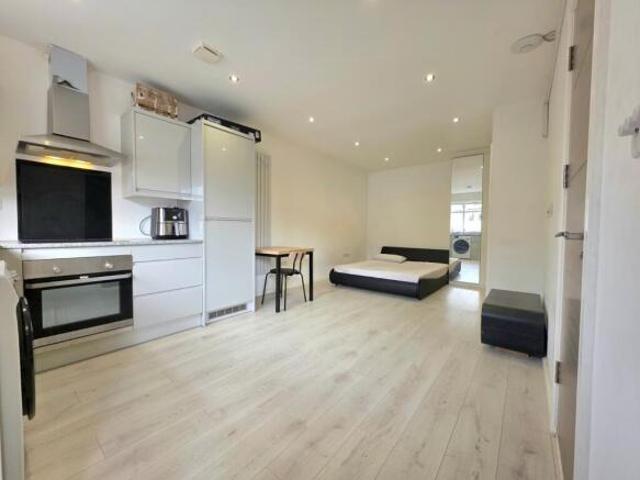 Studio flat for rent in Hayesford Park Drive, Bromley, BR2