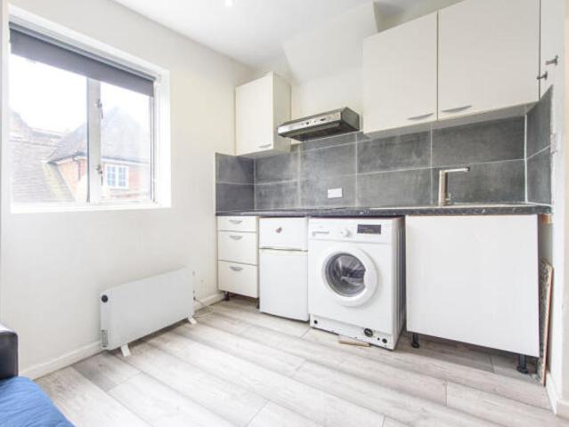 Studio flat for rent in Hemstal Road, Brondesbury, London, NW6