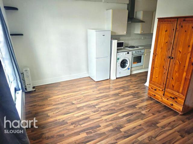 Studio flat for rent in Hencroft Street South, SLOUGH, SL1