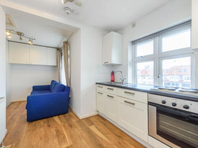 Studio flat for rent in Hendon Way, Cricklewood, London, NW2