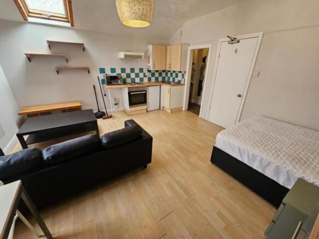 Studio flat for rent in Headingley Lane, Headingley, Leeds, LS6