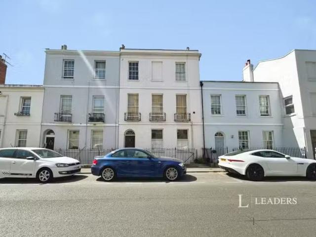 Studio flat for rent in Hewlett Road, Cheltenham, Gloucestersh.