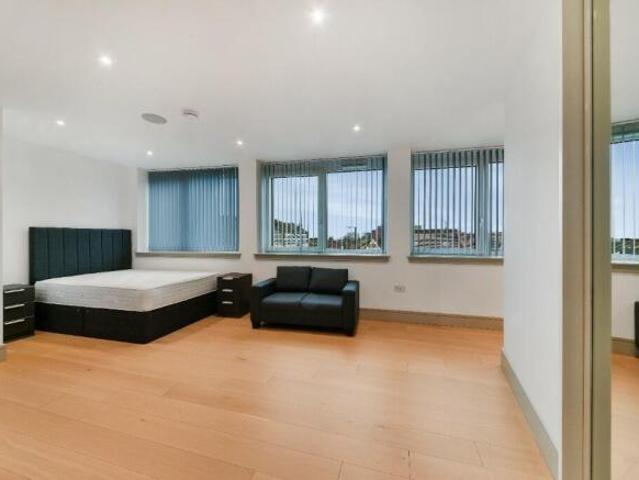 Studio flat for rent in High Road, London, N12