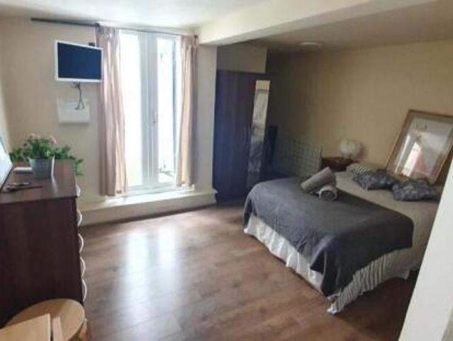 Studio flat for rent in High Road, London, NW10