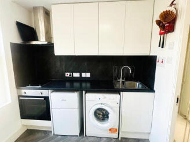 Studio flat for rent in High Road Leyton, London, E10