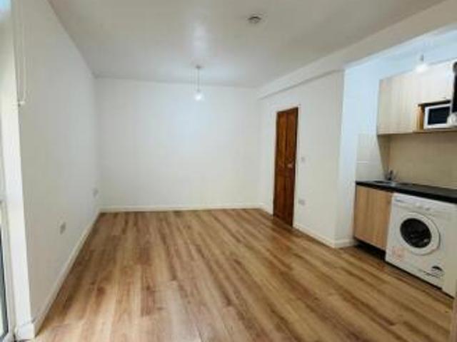 Studio flat for rent in High Road Leyton, London, E10