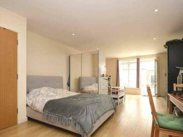 Studio flat for rent in High Road North Finchley London N12