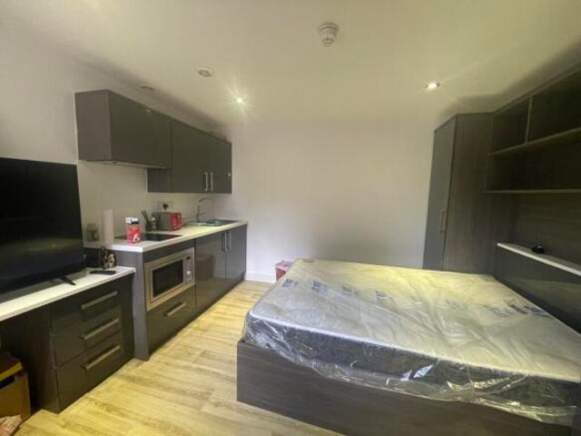 Studio flat for rent in High Road, SO16