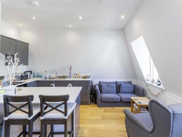 Studio flat for rent in High Street, Teddington, TW11