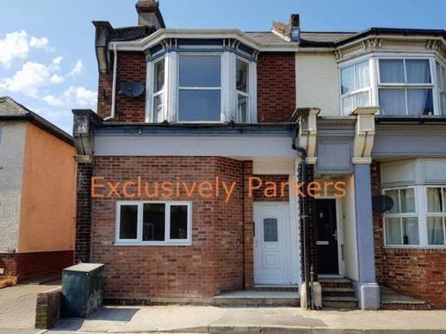Studio flat for rent in High Street Totton SO40