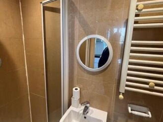 Studio flat for rent in High Street, Acton, W3