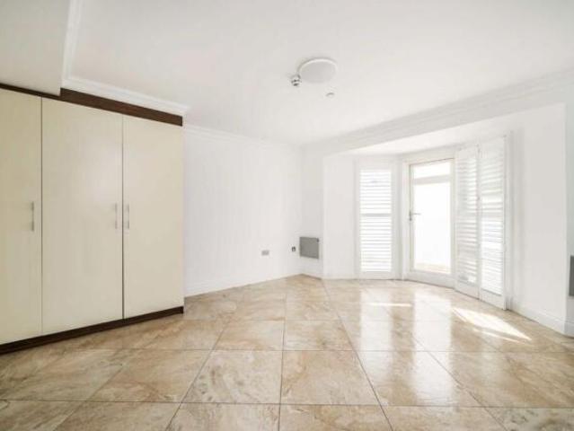Studio flat for rent in High Street, Acton, W3