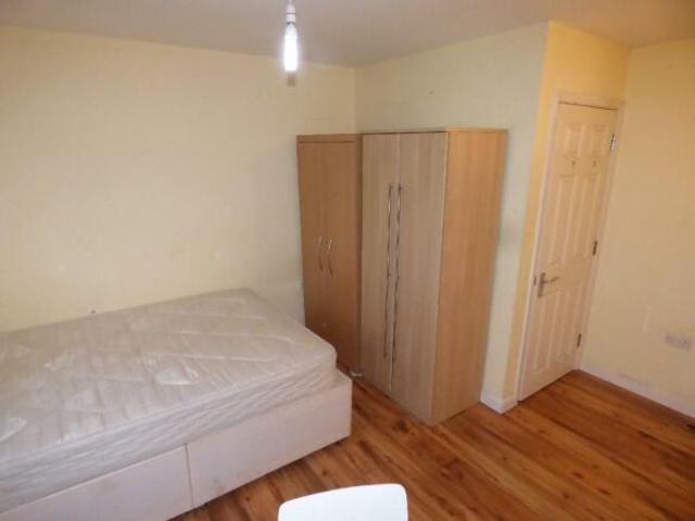 Studio flat for rent in High Street, Barkingside Essex, IG6