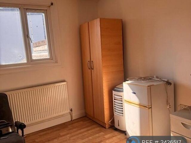 Studio flat for rent in High Street, Barnet, EN5