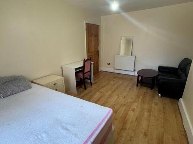 Studio flat for rent in High Street, Bromley, BR1