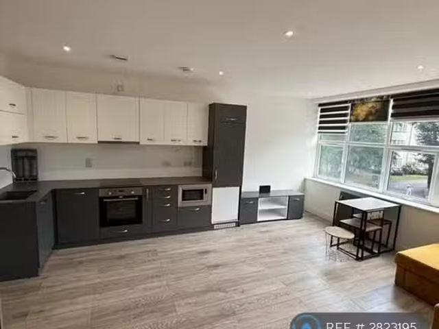 Studio flat for rent in High Street, Edgware, HA8