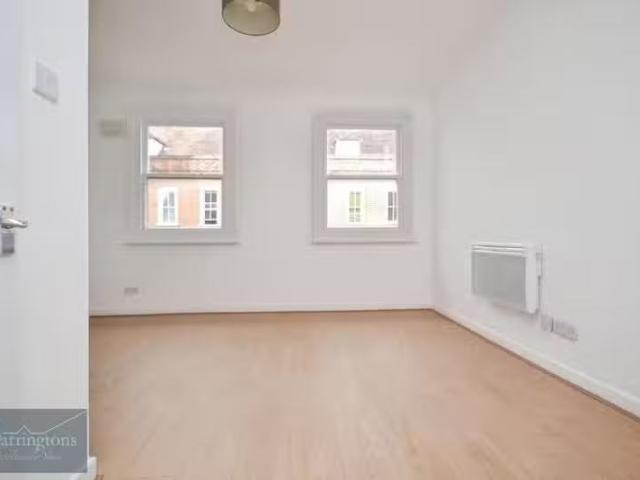 Studio flat for rent in High Street, Ingatestone, Esinteractio.