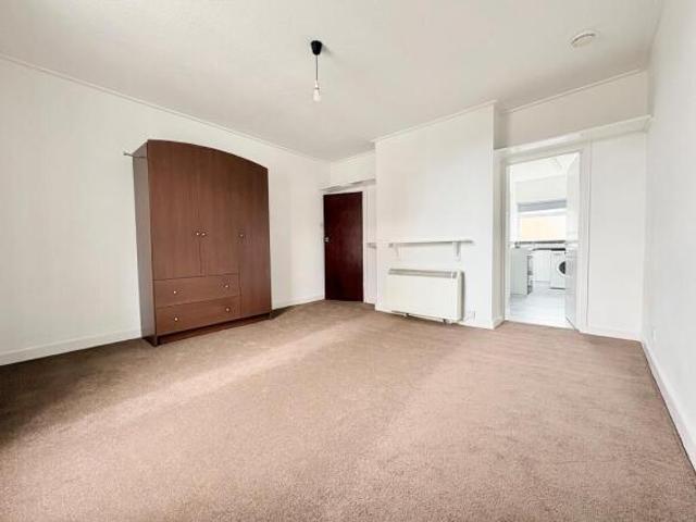 Studio flat for rent in High Street, Newington, ME9