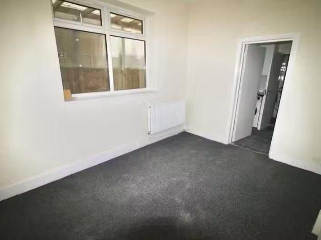 Studio flat for rent in High Street North, Manor Park, E12
