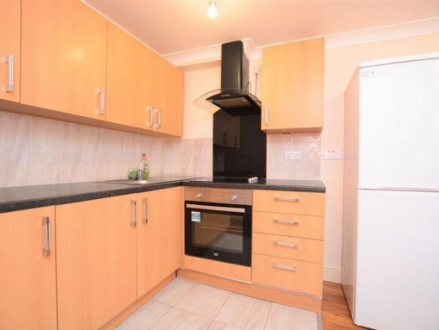 Studio flat for rent in High Street, Slough, SL1
