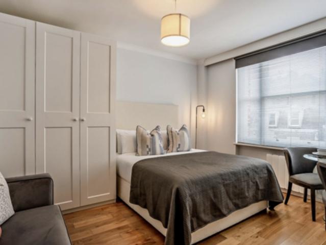 Studio flat for rent in Hill Street, City Of Westminster, London, W1J