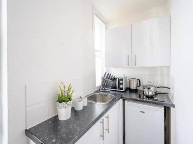 Studio flat for rent in Hill Street, Mayfair, London, W1, W1J