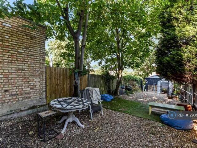Studio flat for rent in Hillfield Avenue, London, N8