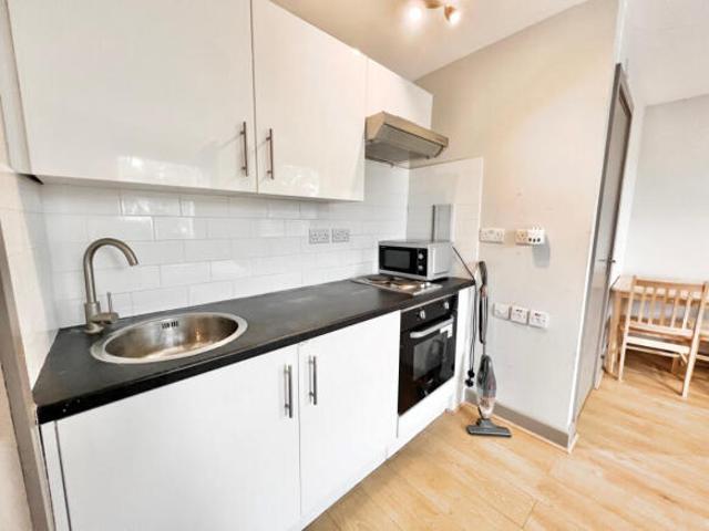 Studio flat for rent in Hillfield Road, NW6