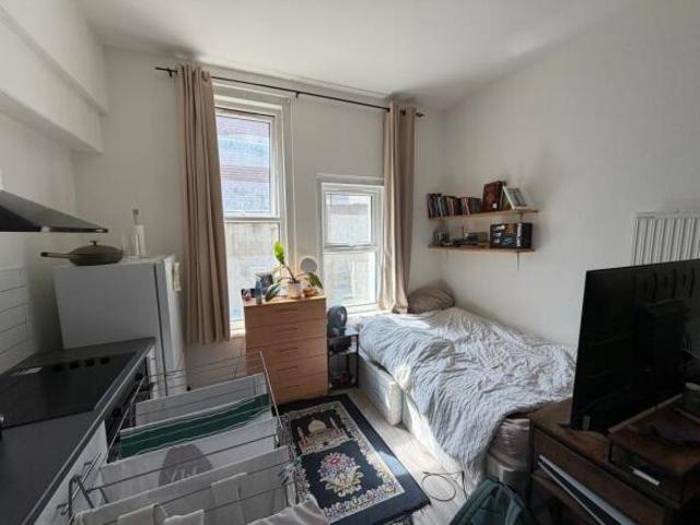 Studio flat for rent in Homerton High Street, Hackney, London, E9