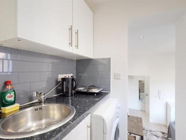 Studio flat for rent in Hogarth Road, Earls Court, SW5