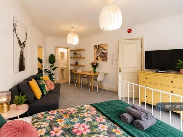 Studio flat for rent in Holland Park Gardens, London, W14
