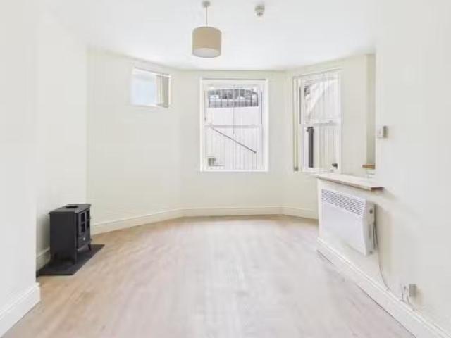 Studio flat for rent in Holland Road, HOVE, BN3