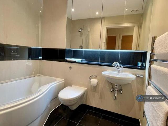 Studio flat for rent in Howard Building, London, SW11